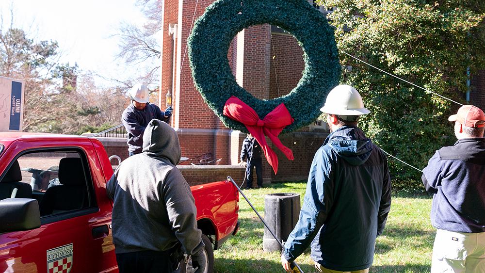 UR Hangs Holiday Wreaths on Boatwright Memorial Library Tower - news ...